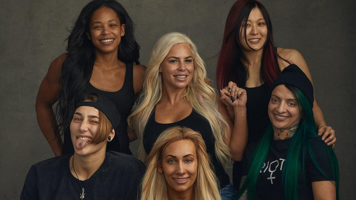 WWE.com Stunning Raw Beauty Photo Shoot - Revelleution.com - Women's ...